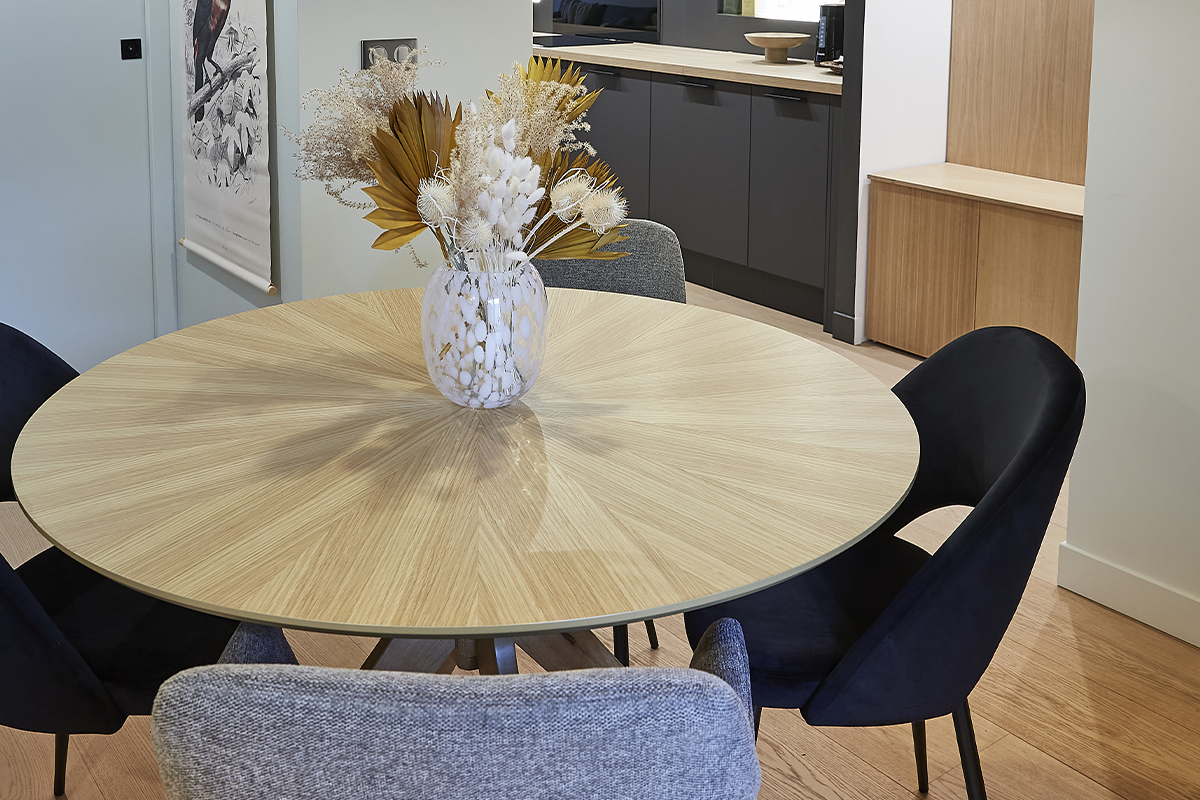 Runder Design-Esstisch aus Eiche D120 cm DIELLI - Miliboo